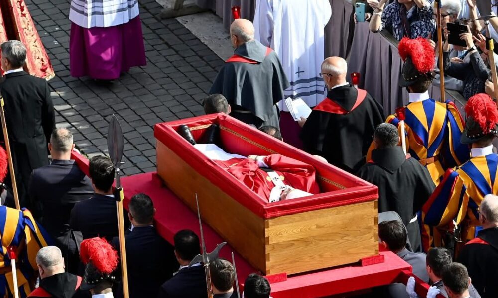 SAD MOMENT: Pope Francis live updates: Pope Francis lies in state ...